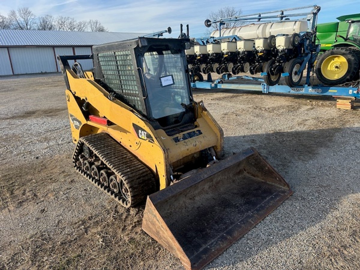 Wilson Auctions | FARM MACHINERY & EQUIPMENT AUCTION